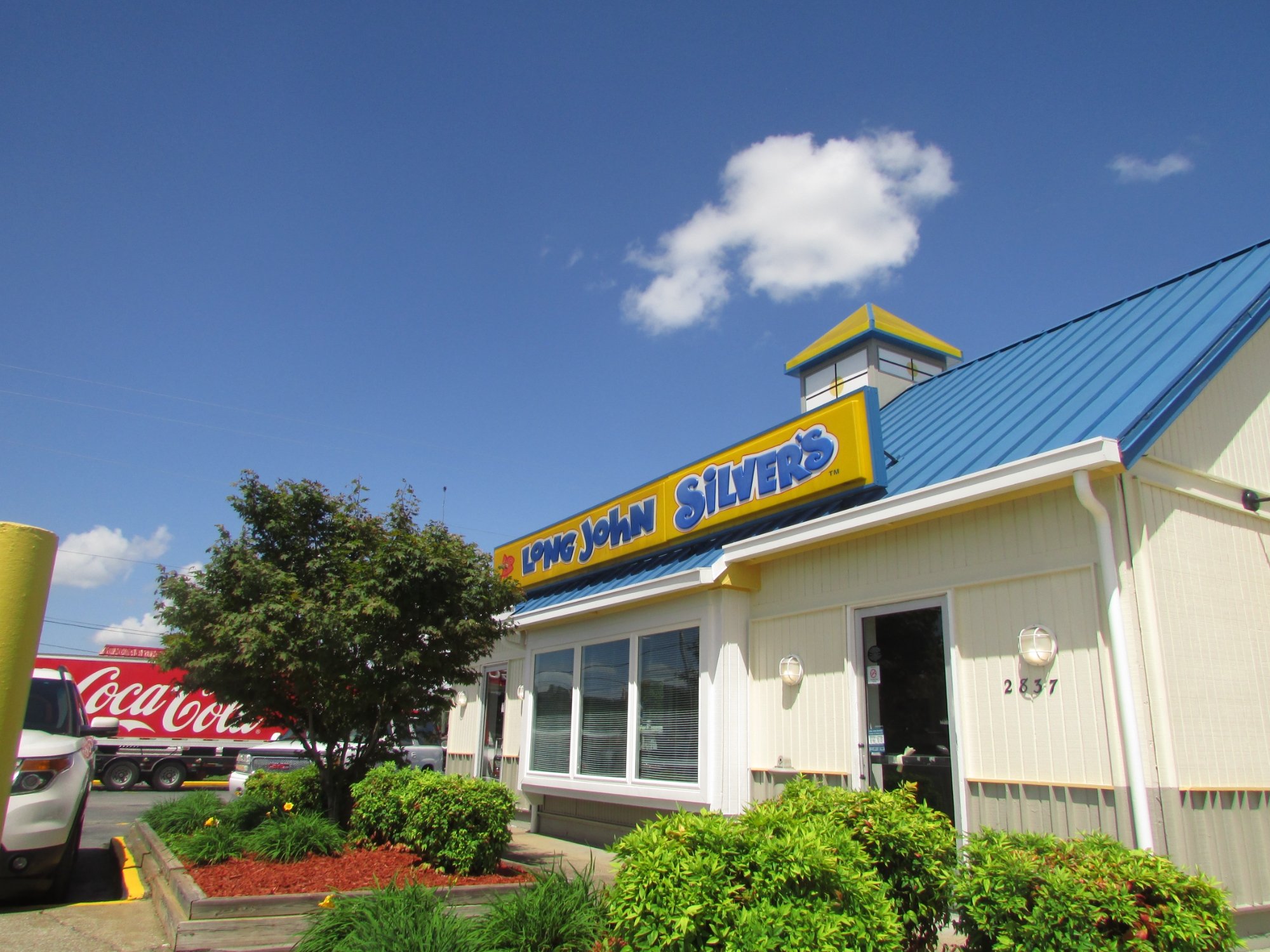 What time does long john silvers close store