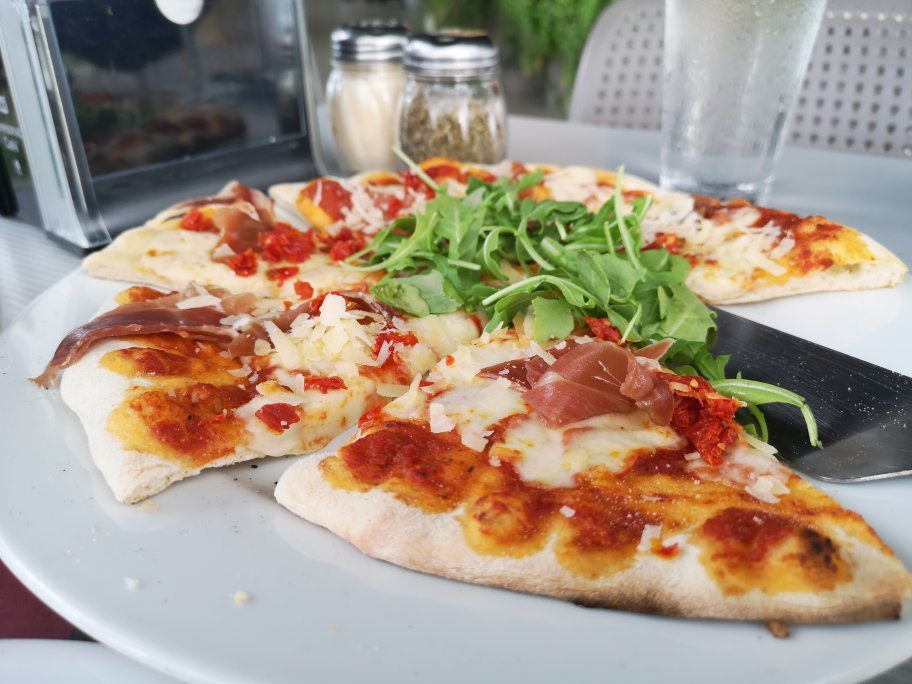 Brava pizza store