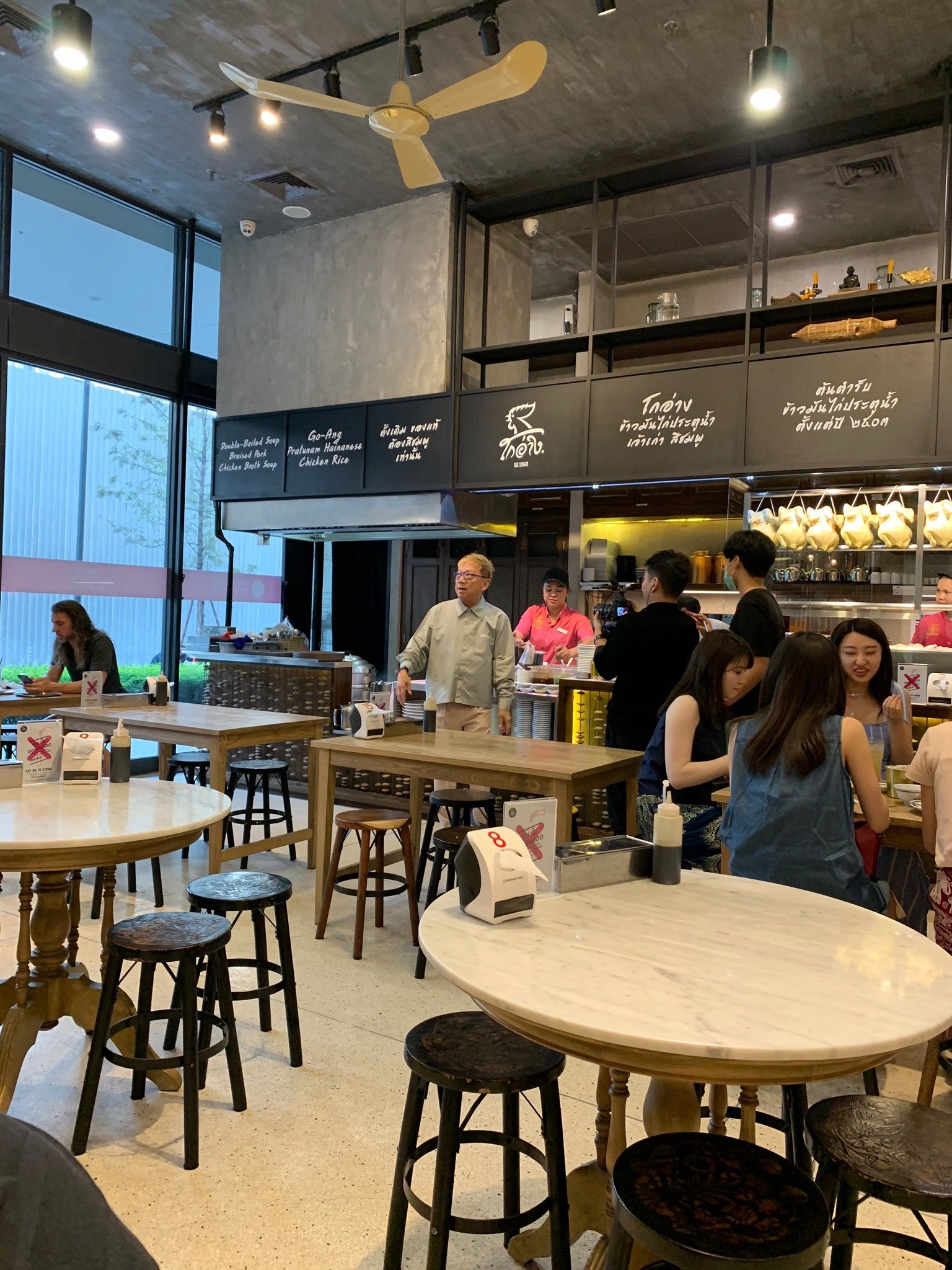 Pratunam chicken rice store