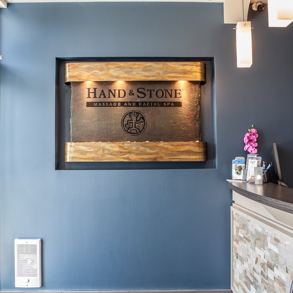 Hand And Stone Massage And Facial Spa Danforth โตรอนโต แคนาดา