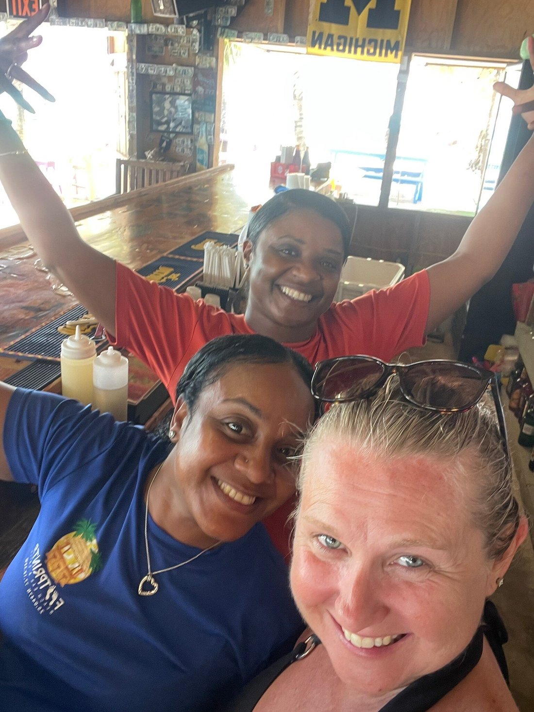 Footprints Beach Bar And Grill Nassau Restaurant Reviews Photos And Phone Number Tripadvisor
