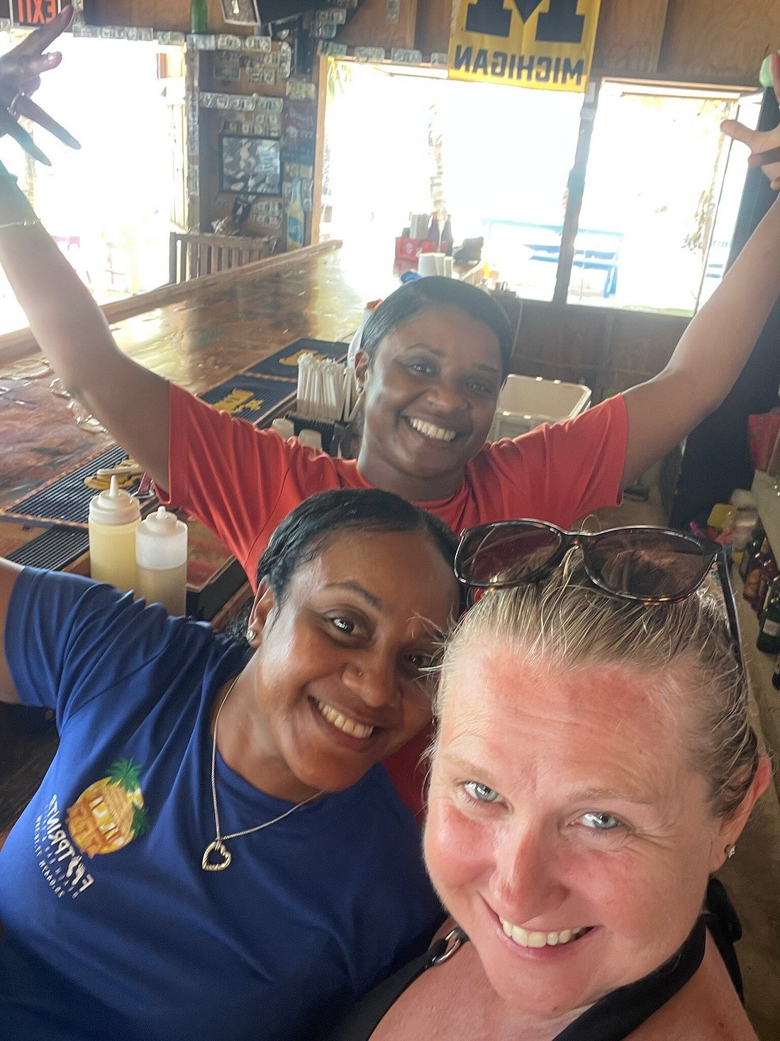 Footprints Beach Bar And Grill Nassau Restaurant Reviews Photos And Phone Number Tripadvisor